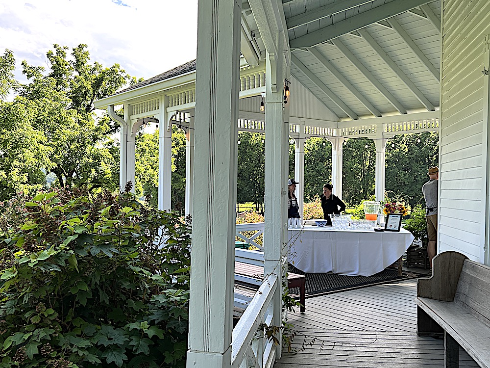 Strong Stock Farm: An idyllic evening for a good cause - Blue ...