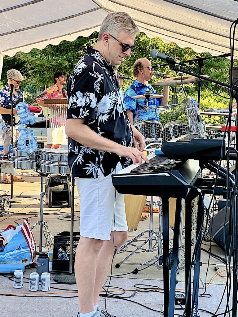Lakeshore Park Picnic just shouts, "Summer!" - Blue StreakBlue Streak